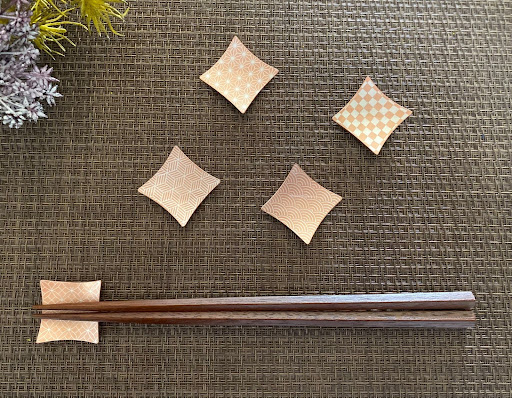 洗練された上品なデザイン。食卓を華やかに彩る「KENBI箸置き 和柄 5客セット」の開発秘話をインタビュー｜桂 記章 株式会社 | プレゼント＆ギフトのギフトモール