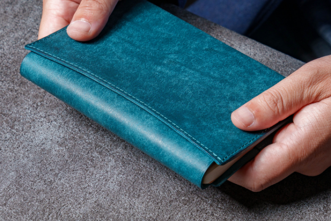 上品なカラーとデザインが大人気！「本革ブックカバー」の開発秘話をインタビュー｜株式会社ボーダレス・ジャパン／UNROOF | プレゼント＆ギフトのギフトモール